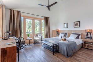Quarto casal ou duplo standard, vista para o rio, no pátio | Escrivaninha, Wi-Fi de cortesia, roupa de cama