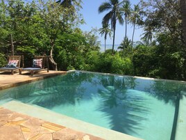 Piscina exterior, espreguiçadeiras