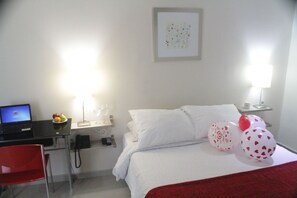 Quarto Duplo ou Twin Standard, 1 quarto | Roupa de alta qualidade, edredões de penas, camas de colchão pillowtop 