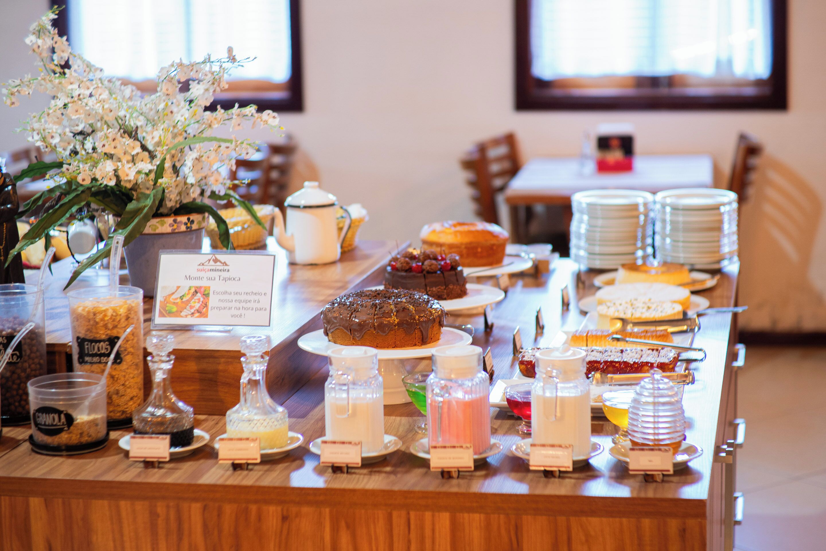 Um buffet com diversos alimentos e acompanhamentos.