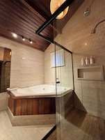 Quarto Luxo com Hidro | Banheiro | Produtos de toalete grátis, secador de cabelo, roupões de banho