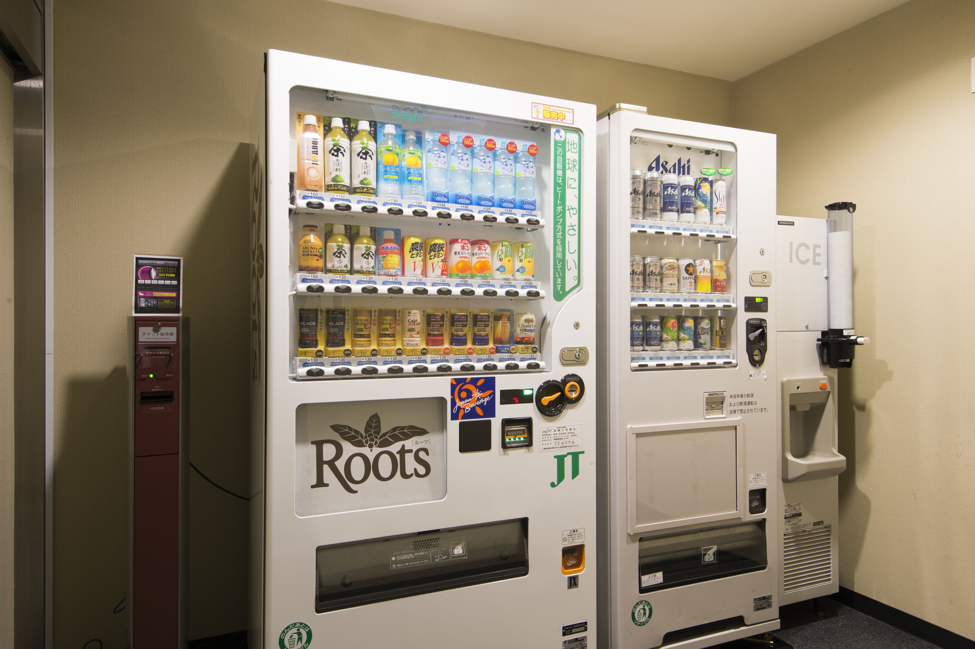 Duas máquinas de venda automática com diversas bebidas e petiscos.