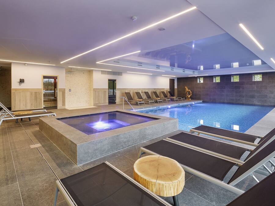 Piscina interior, espreguiçadeiras