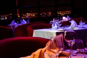 2 restaurantes: servem pequenos-almoços, almoços e jantares