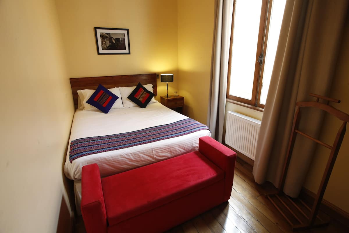Quarto Clássico | Cortinas/cortinados opacos, Wi-fi grátis, roupa de cama fornecida