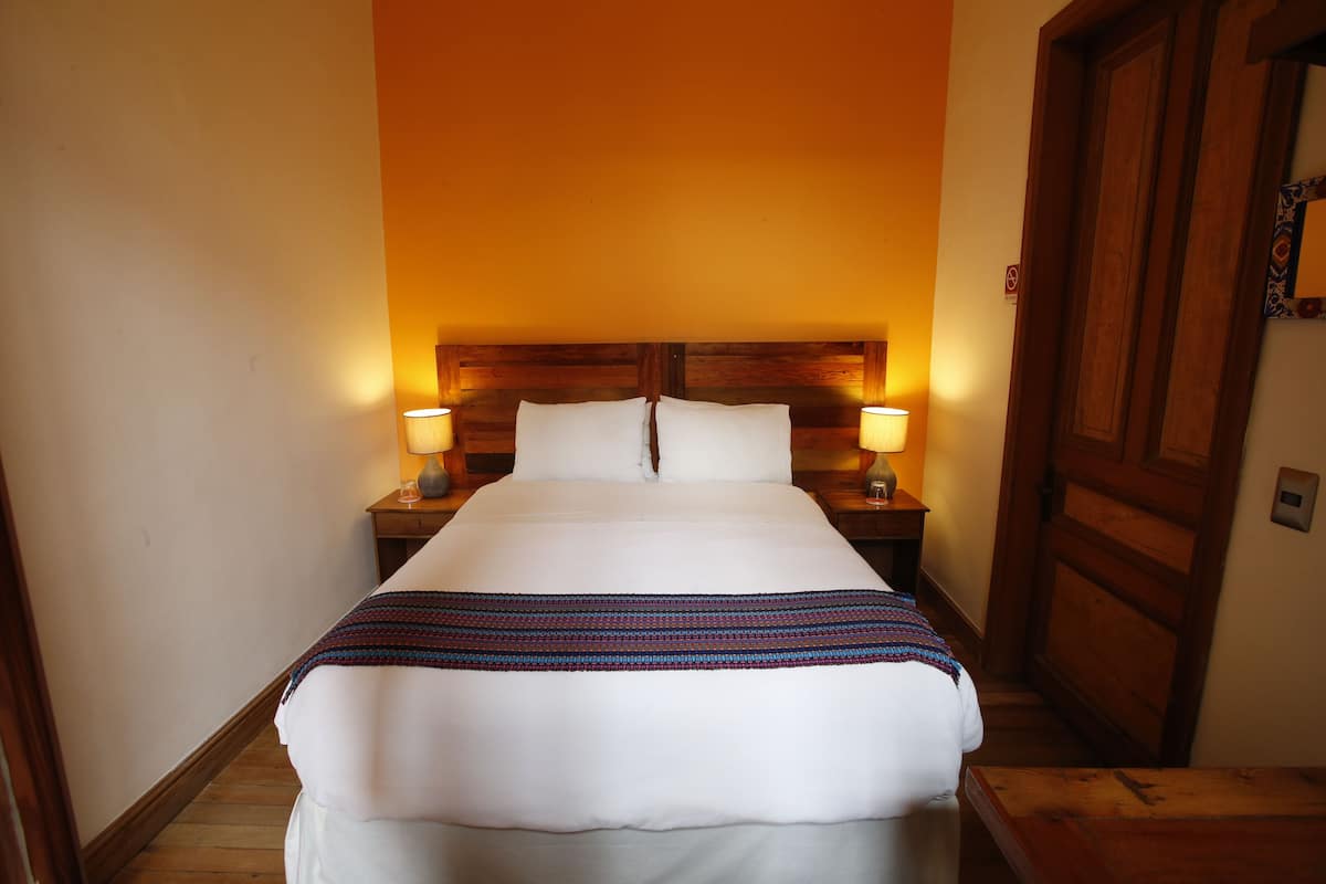 Quarto Económico | Cortinas/cortinados opacos, Wi-fi grátis, roupa de cama fornecida