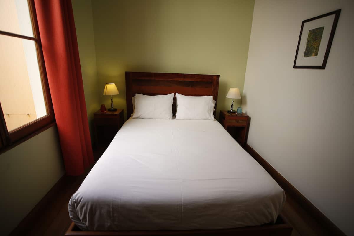 Quarto Duplo Standard | Cortinas/cortinados opacos, Wi-fi grátis, roupa de cama fornecida