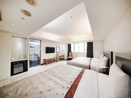 Quarto quádruplo luxo | Camas com colchões de espuma com sistema de memória, frigobar