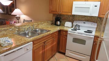 Geladeira grande, micro-ondas, cooktop, lava-louças