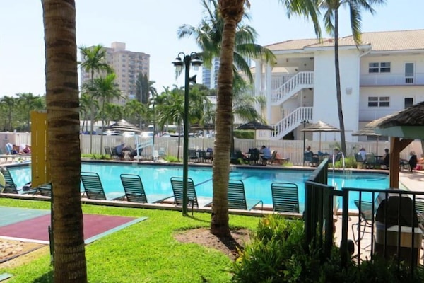 Piscina externa, espreguiçadeiras
