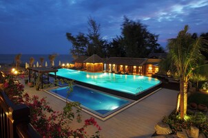 Piscina externa, guarda-sóis, espreguiçadeiras