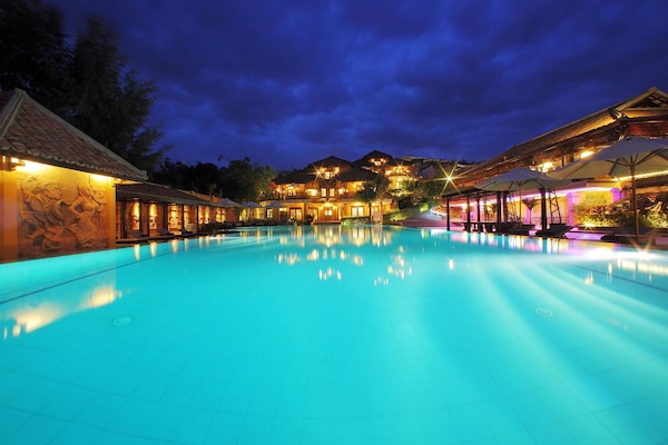 Piscina externa, guarda-sóis, espreguiçadeiras