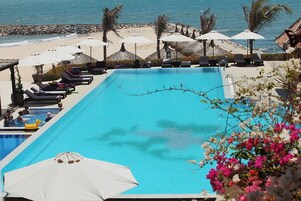 Piscina externa, guarda-sóis, espreguiçadeiras