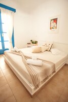 Quarto superior, vista para o jardim | Roupas de cama premium, cofres nos quartos, escrivaninha