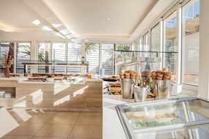 Café da manhã com buffet grátis todos os dias