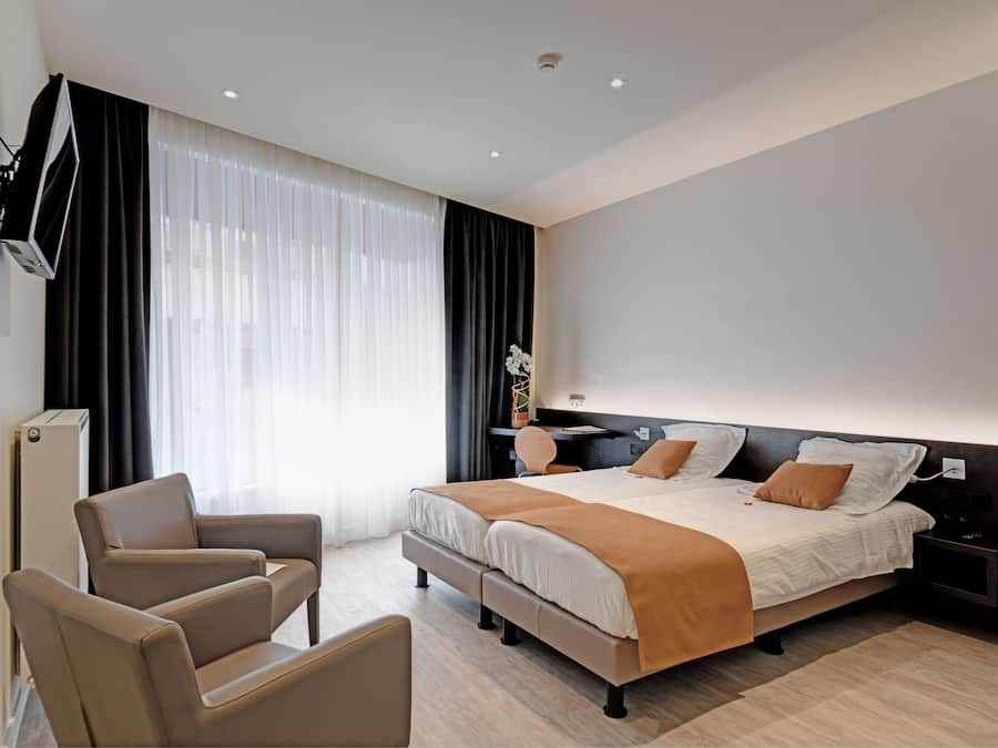 Quarto Duplo Deluxe | Cofre no quarto, secretária, cortinas/cortinados opacos