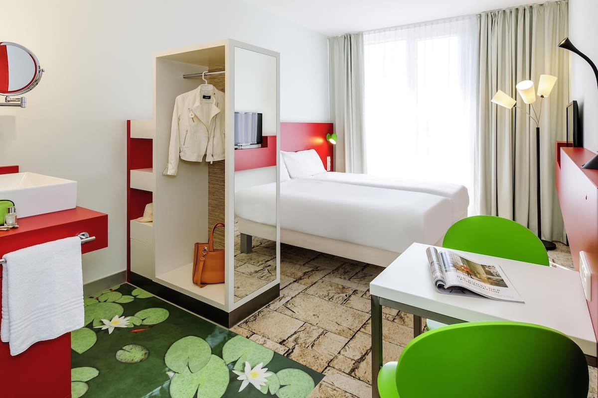 Quarto Comfort, 1 cama de casal (All Comfort) | Com decoração personalizada, secretária, quartos insonorizados