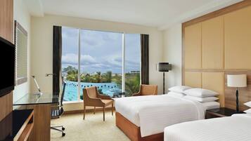 Quarto, 2 camas de casal, vista para a piscina | Vista do quarto