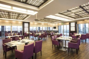 2 restaurantes, café da manhã, culinária internacional