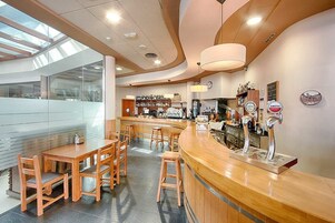 Pequenos-almoços, almoços, jantares servidos, cozinha local 