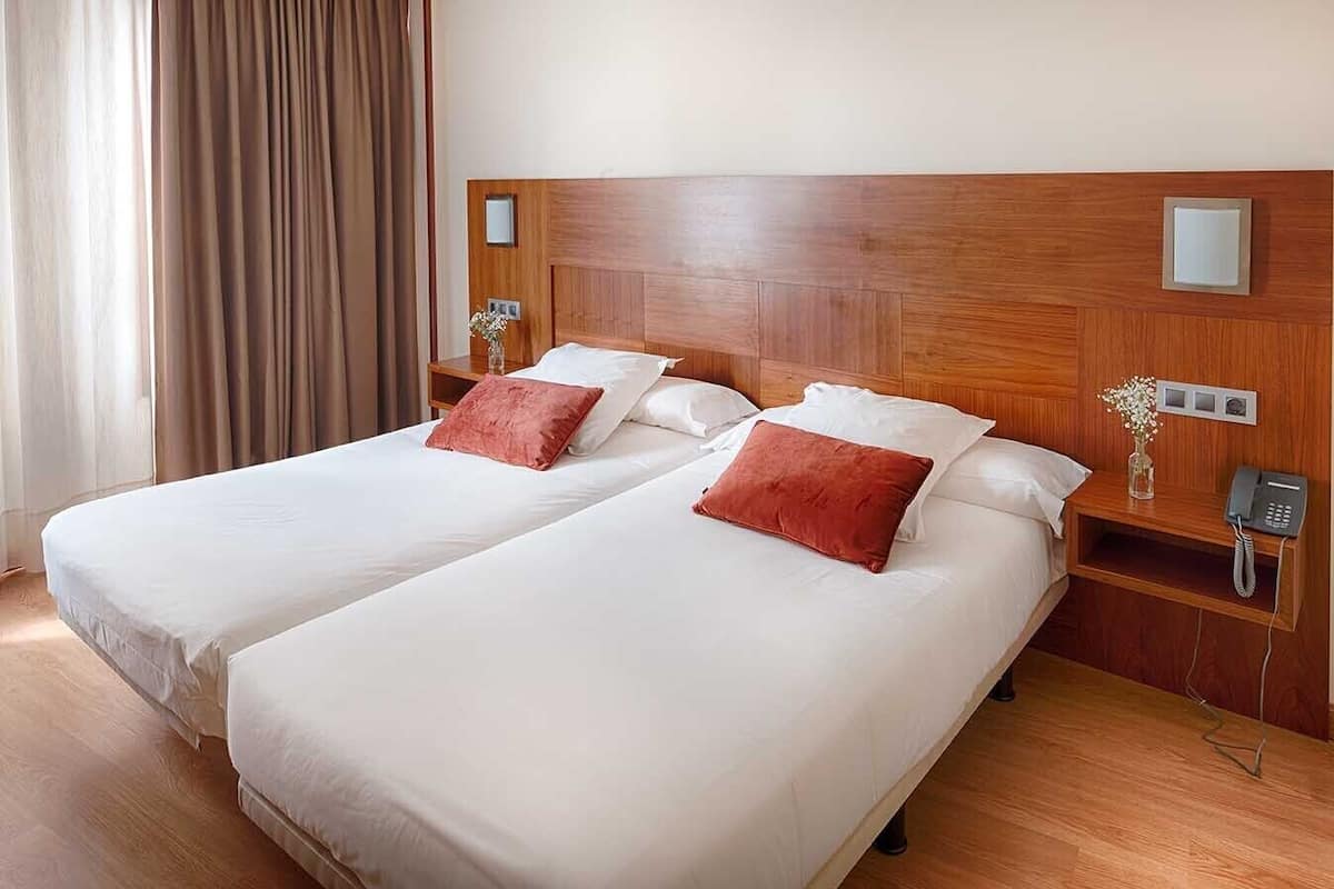Minibar, cofre no quarto, secretária, quartos insonorizados