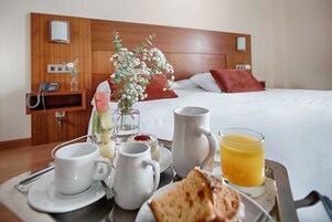 Minibar, cofre no quarto, secretária, quartos insonorizados 