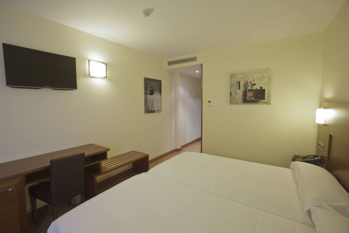 Frigobar, cofres nos quartos, escrivaninha, quartos à prova de som