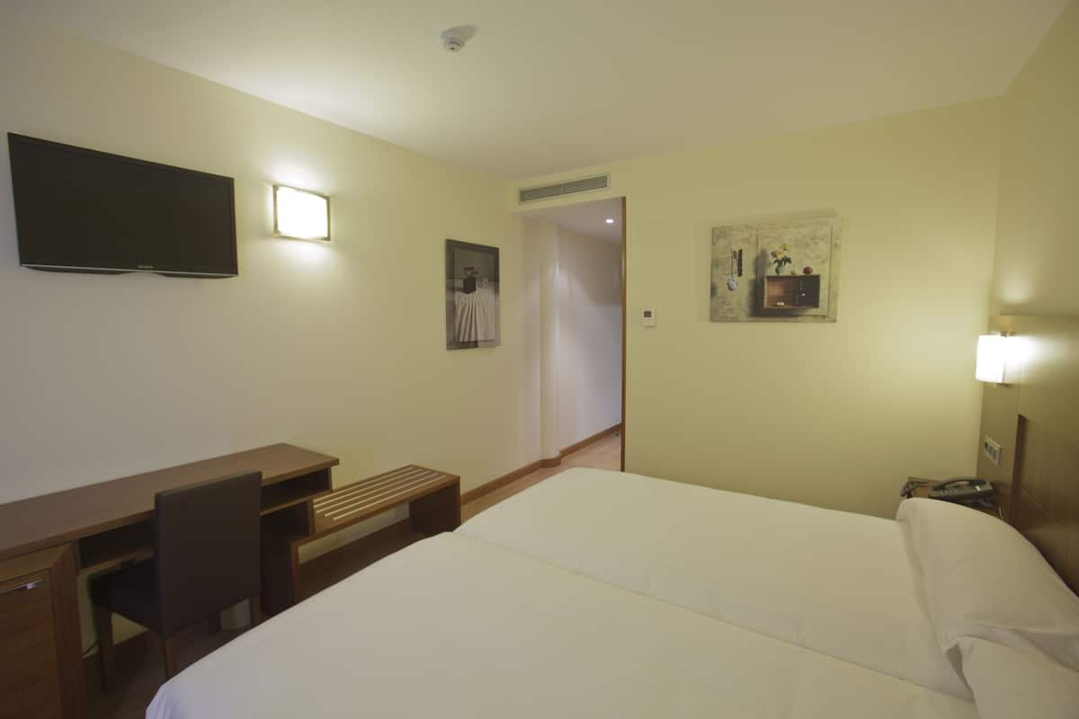 Minibar, cofre no quarto, secretária, quartos insonorizados