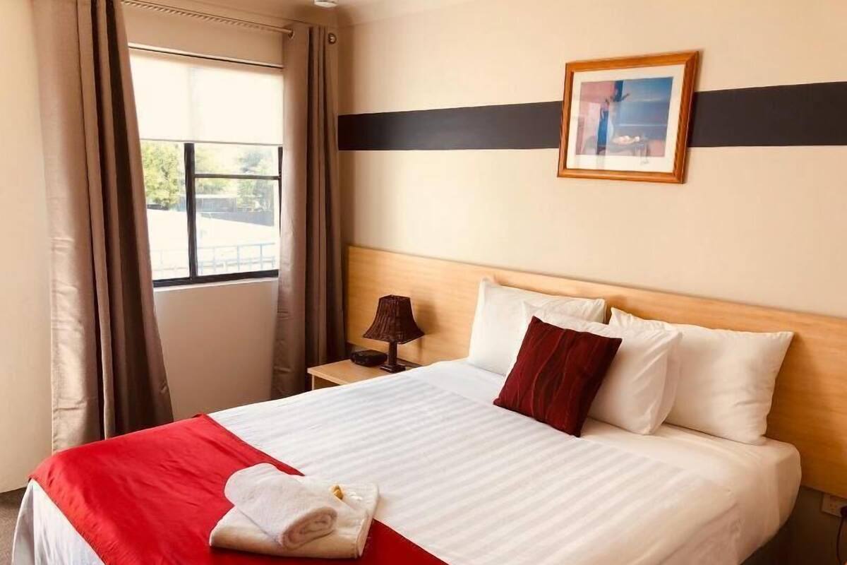 Minibar, secretária, secretária adequada para computadores portáteis