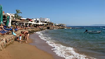 Na praia, espreguiçadeiras, mergulho, snorkel