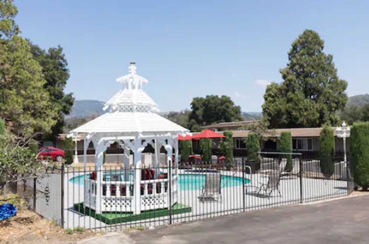 Apple Tree Inn Reviews, Deals & Photos 2023 - Expedia