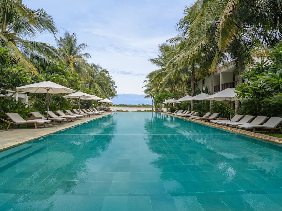 Piscina exterior, espreguiçadeiras