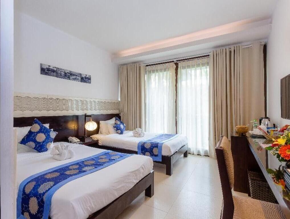 Minibar, cofre no quarto, secretária, quartos insonorizados 