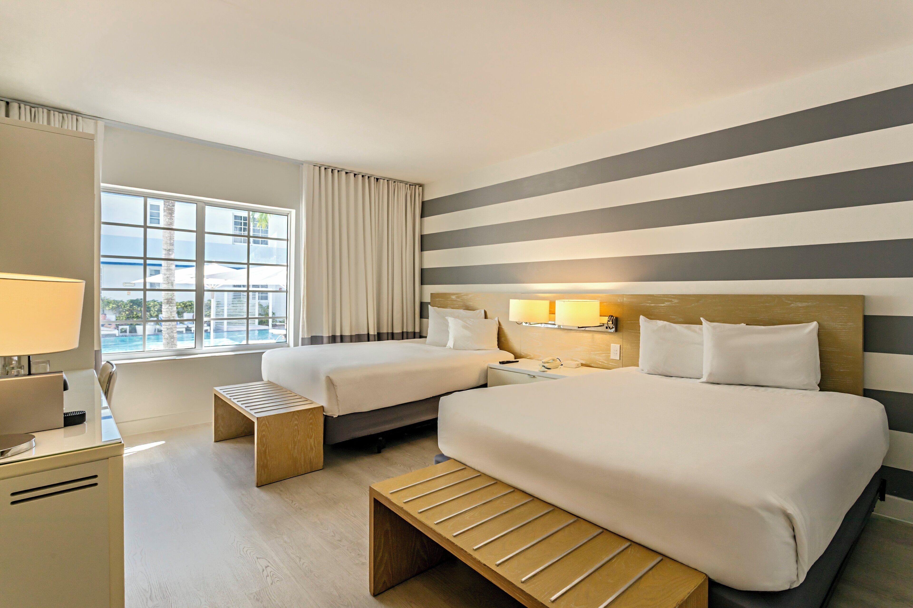 Quarto Clássico com Cama de Casal, acessível | Cofre com capacidade para portátil, secretária 