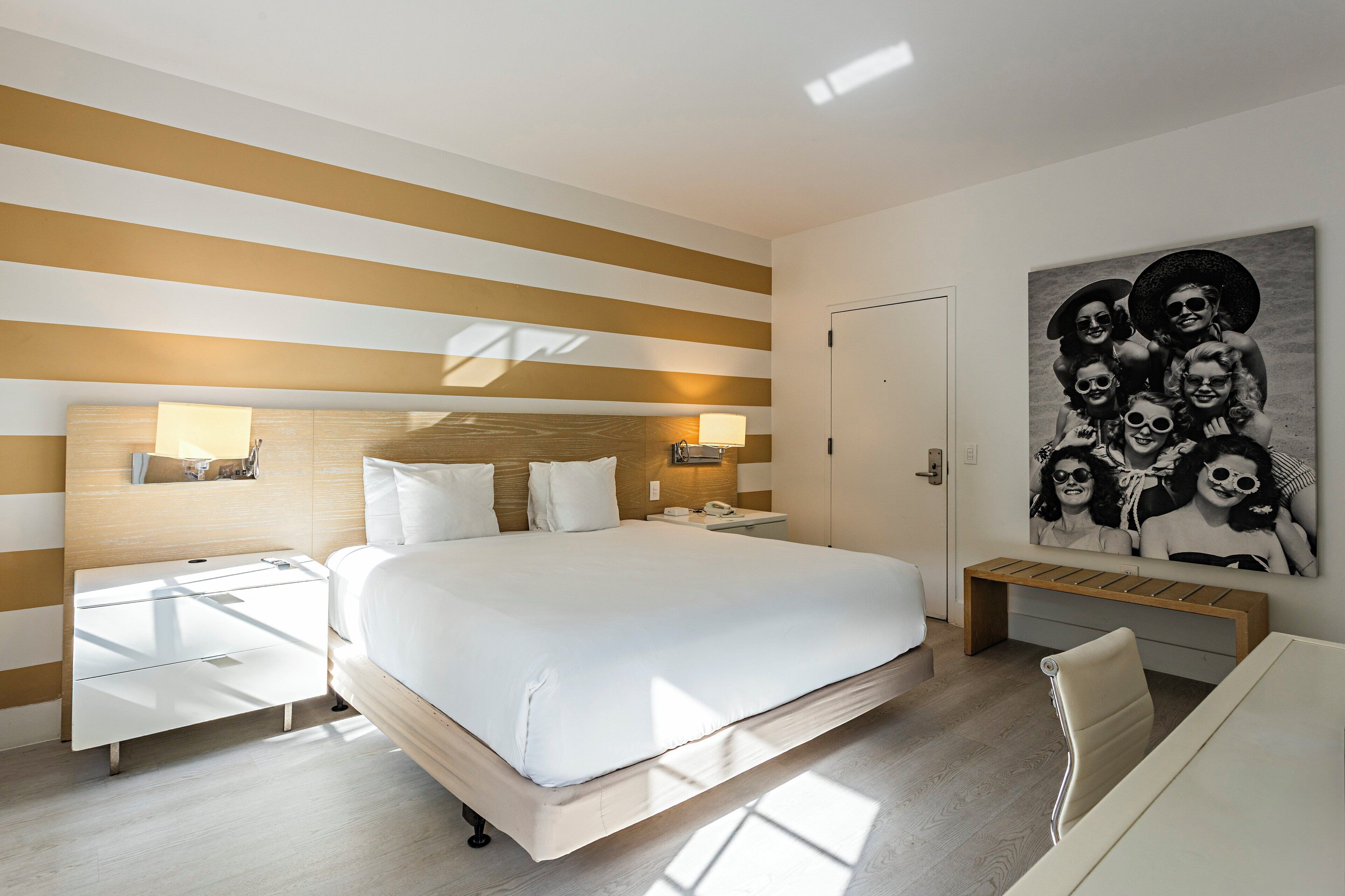 Quarto Clássico, 1 cama king-size | Cofre com capacidade para portátil, secretária 