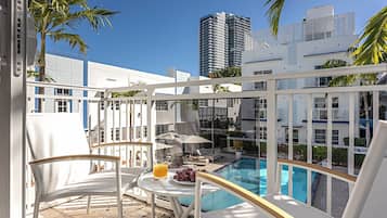 Suíte, 1 quarto, vista para a piscina | Vista da sacada