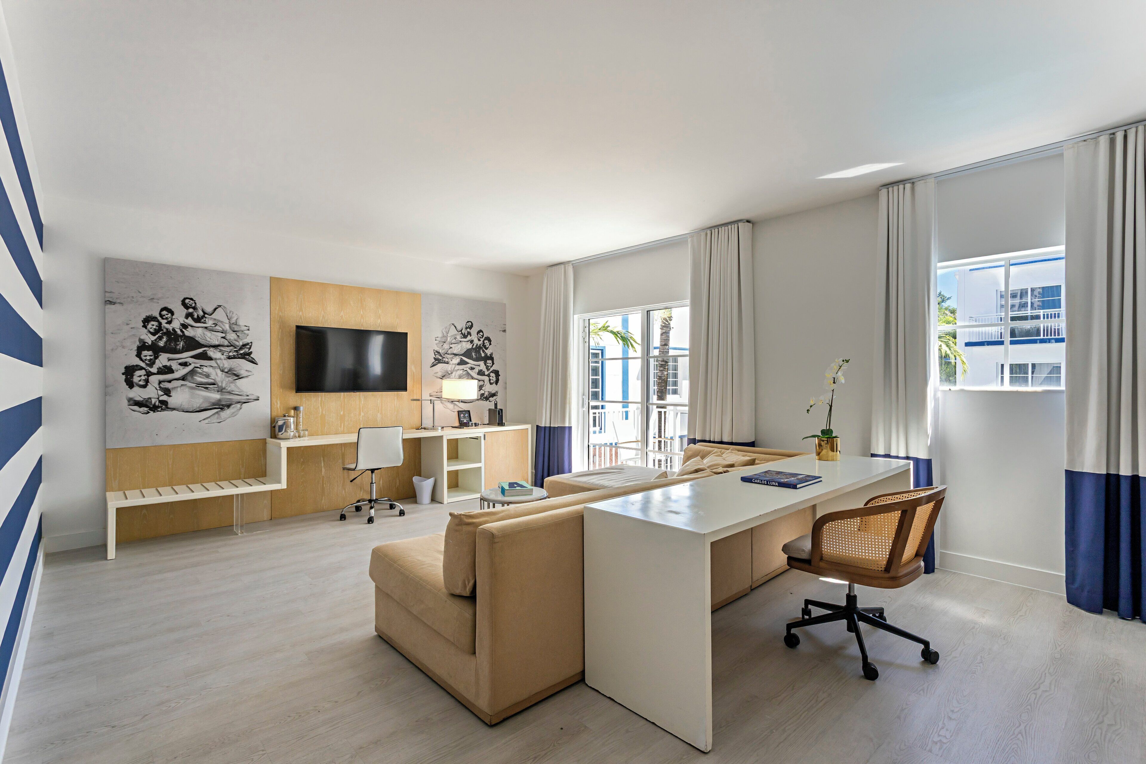 Suite, 1 quarto, vista para a piscina | Cofre com capacidade para portátil, secretária 