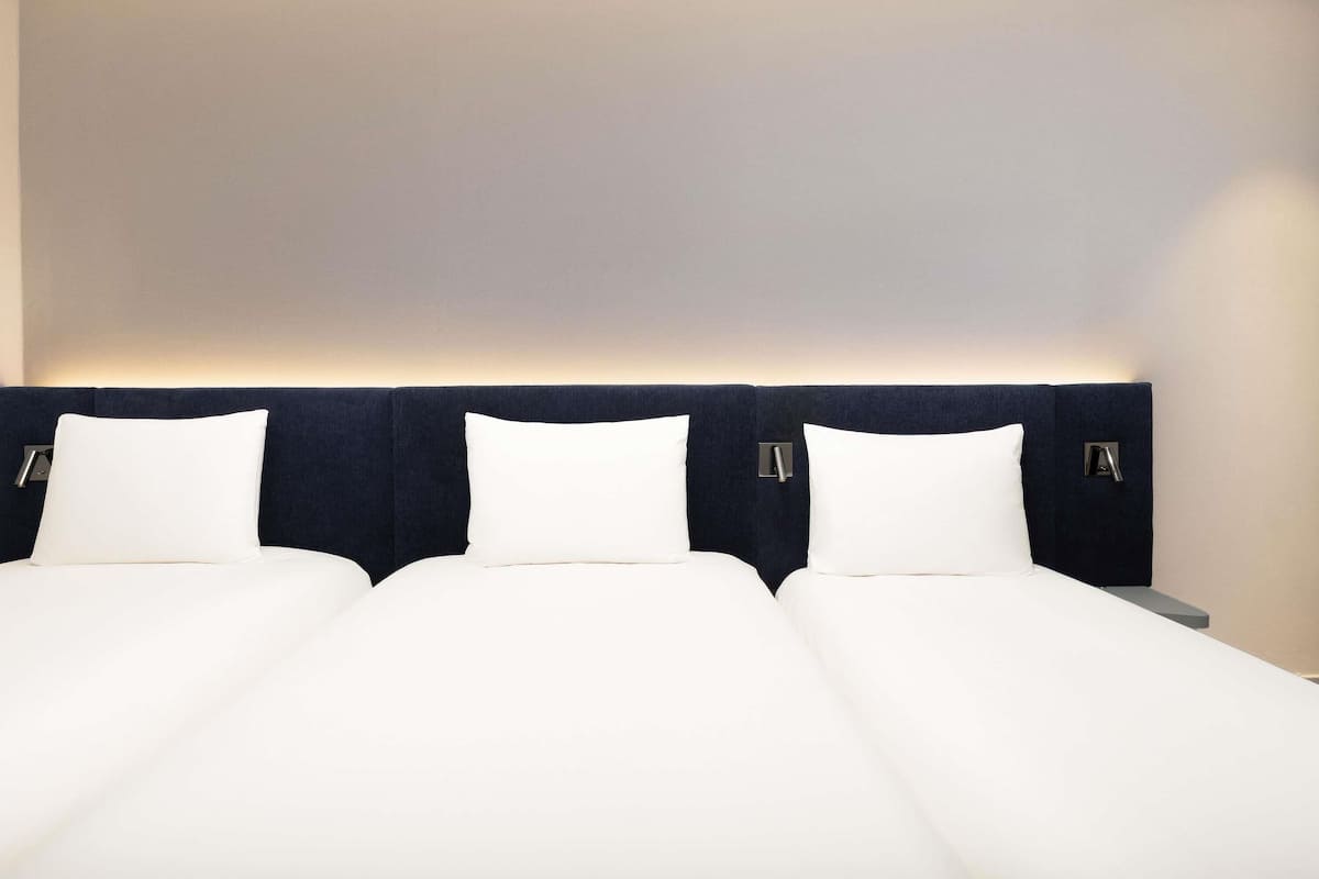 Quarto premium, 3 camas de solteiro (Recently Renovated) | Roupas de cama premium, cofres nos quartos