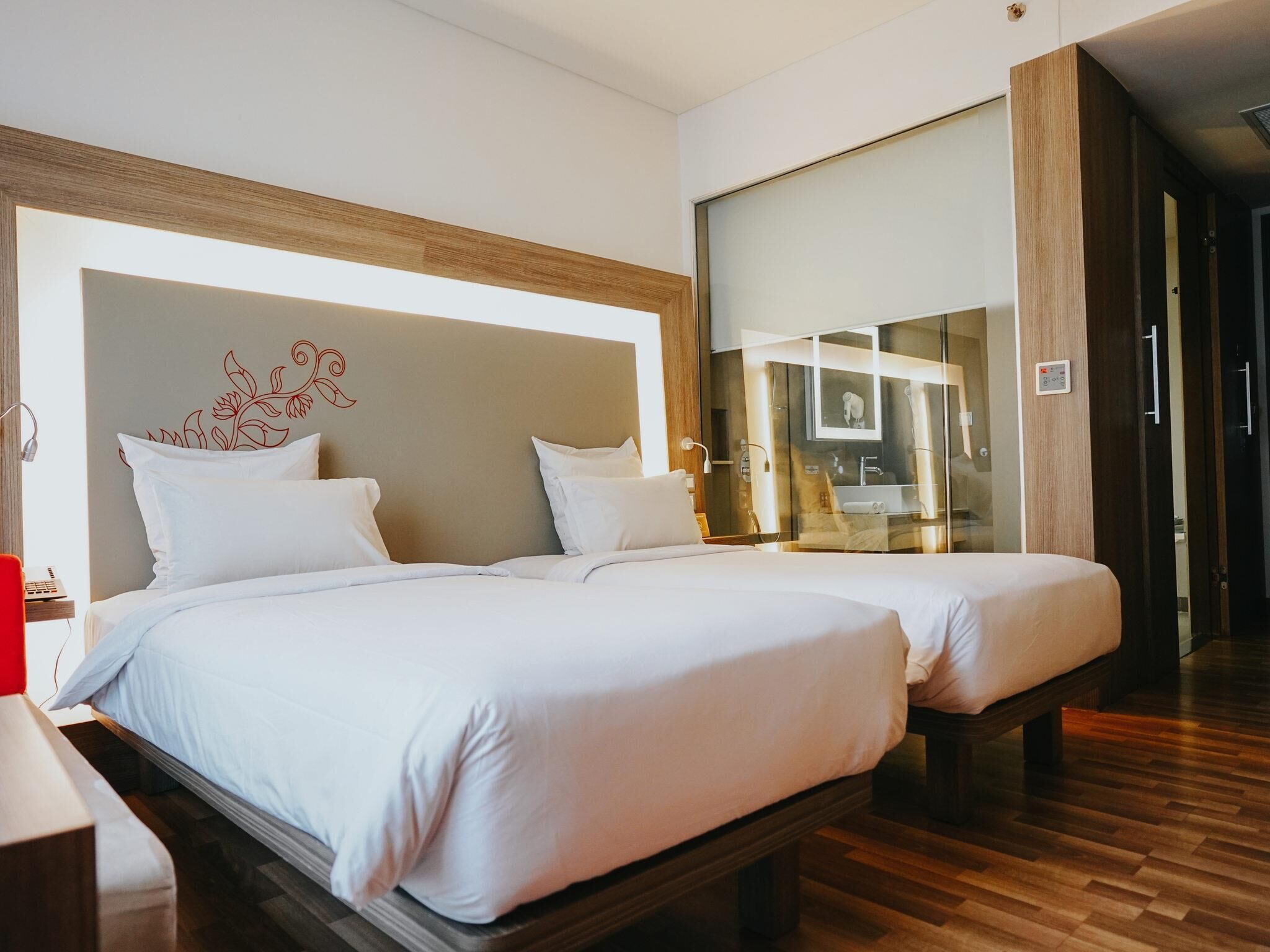 Quarto Superior, 2 camas individuais | Minibar, cofre no quarto, secretária, ferro/tábua de engomar 