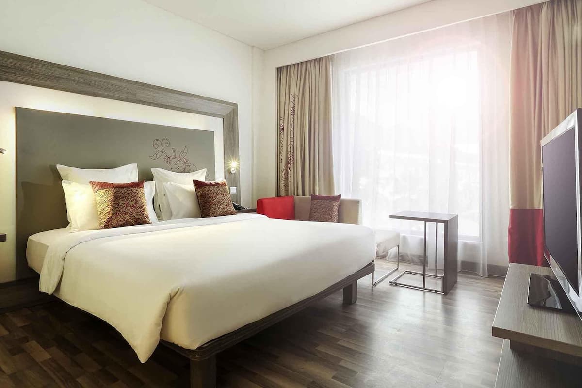 Frigobar, cofres nos quartos, escrivaninha