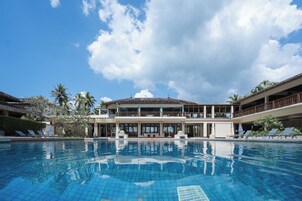 Piscina externa, guarda-sóis, espreguiçadeiras