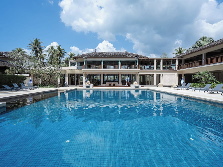 Piscina exterior, guarda-sóis, espreguiçadeiras
