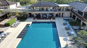 Piscina externa, guarda-sóis, espreguiçadeiras