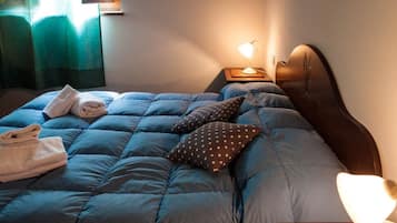 Frigobar, escrivaninha, espaço de trabalho para notebook