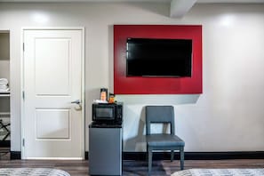 Quarto, 2 camas Queen, acessível, para não fumantes | Wi-Fi de cortesia, roupa de cama