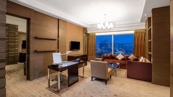 Minibar, cofre no quarto, secretária, cortinas/cortinados opacos
