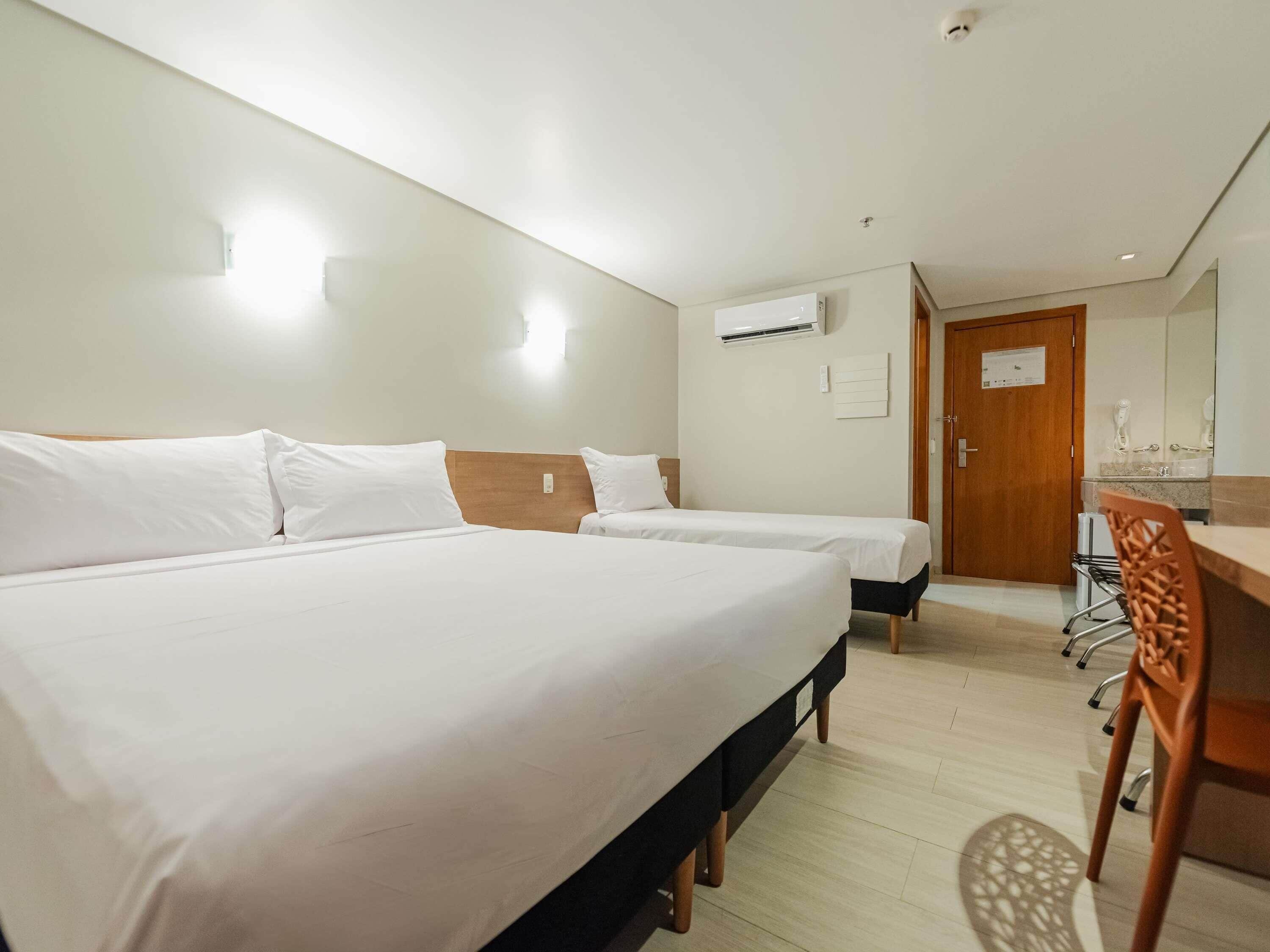 Minibar, cofre no quarto, secretária, cortinas/cortinados opacos 