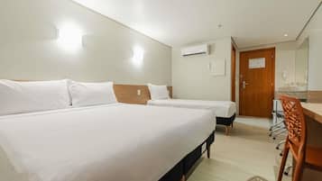 Minibar, cofre no quarto, secretária, cortinas/cortinados opacos
