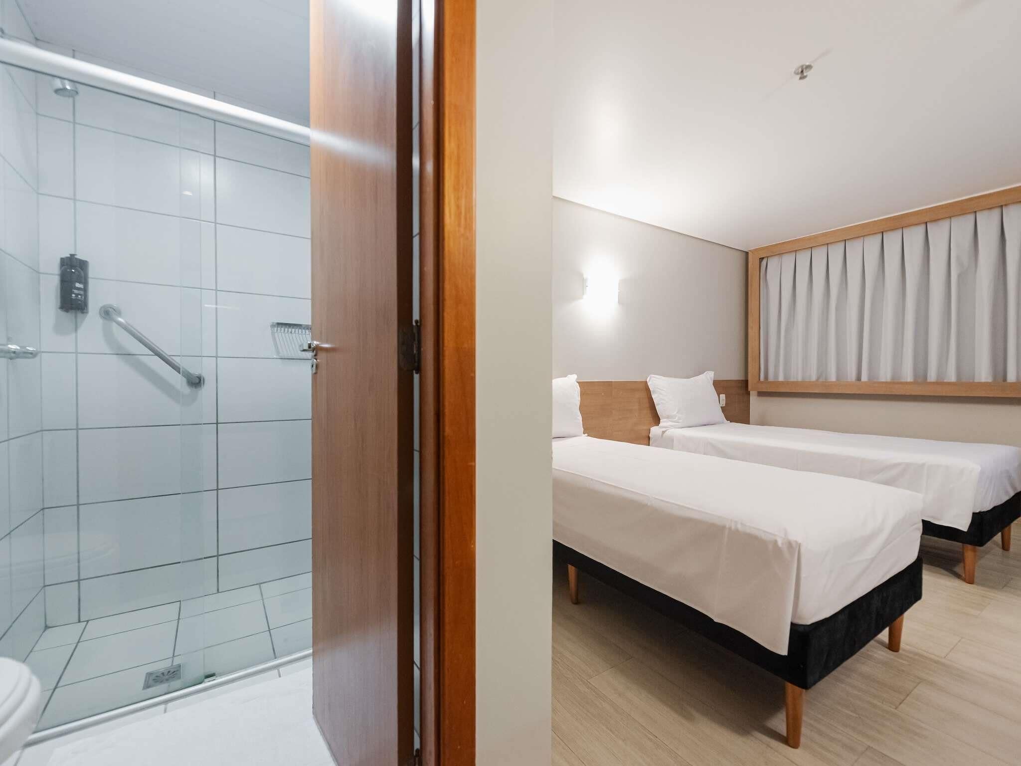 Frigobar, cofres nos quartos, escrivaninha, cortinas blackout