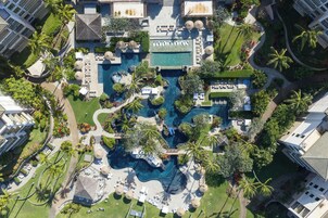 Piscina externa, guarda-sóis, espreguiçadeiras